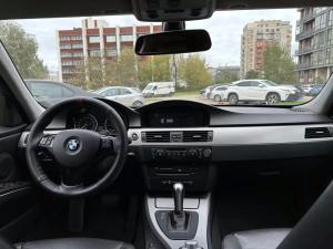 Black BMW 330 2006 in Riga, with an engine capacity of 3.00 L and mileage of 307 thousand km for 4390 €, photo 16 on AUTOMOTO.COM.LV