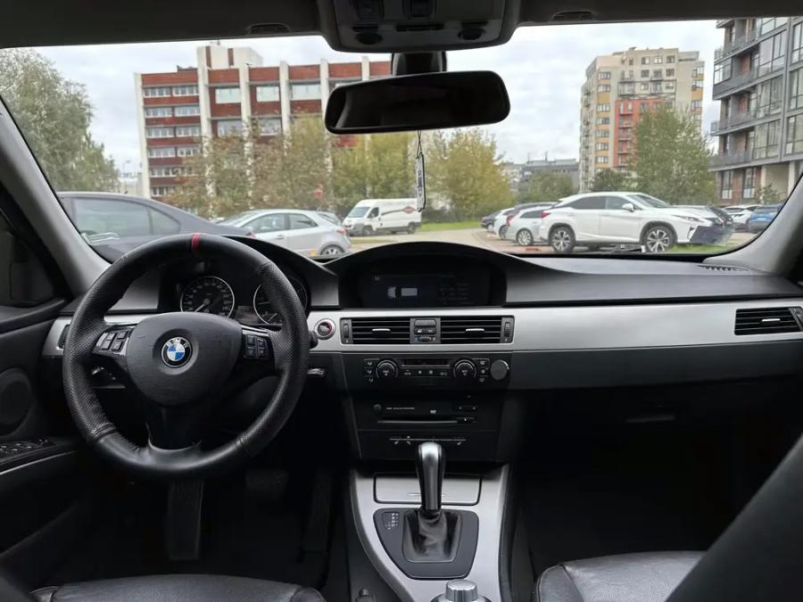 Black BMW 330 2006 in Riga, with an engine capacity of 3.00 L and mileage of 307 thousand km for 4390 €, photo 16 on AUTOMOTO.COM.LV