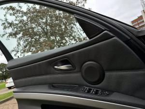Black BMW 330 2006 in Riga, with an engine capacity of 3.00 L and mileage of 307 thousand km for 4390 €, photo 17 on AUTOMOTO.COM.LV