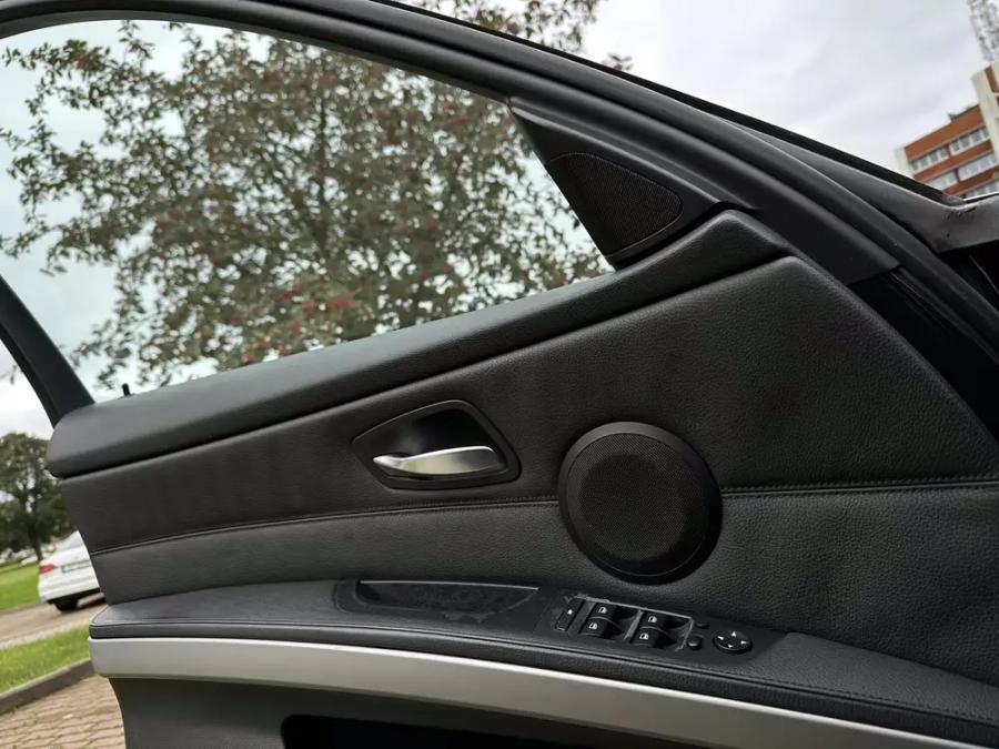 Black BMW 330 2006 in Riga, with an engine capacity of 3.00 L and mileage of 307 thousand km for 4390 €, photo 17 on AUTOMOTO.COM.LV