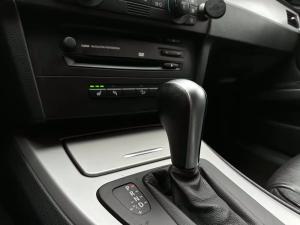 Black BMW 330 2006 in Riga, with an engine capacity of 3.00 L and mileage of 307 thousand km for 4390 €, photo 21 on AUTOMOTO.COM.LV