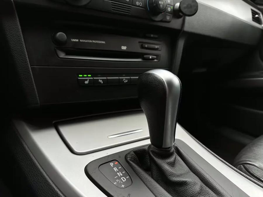 Black BMW 330 2006 in Riga, with an engine capacity of 3.00 L and mileage of 307 thousand km for 4390 €, photo 21 on AUTOMOTO.COM.LV