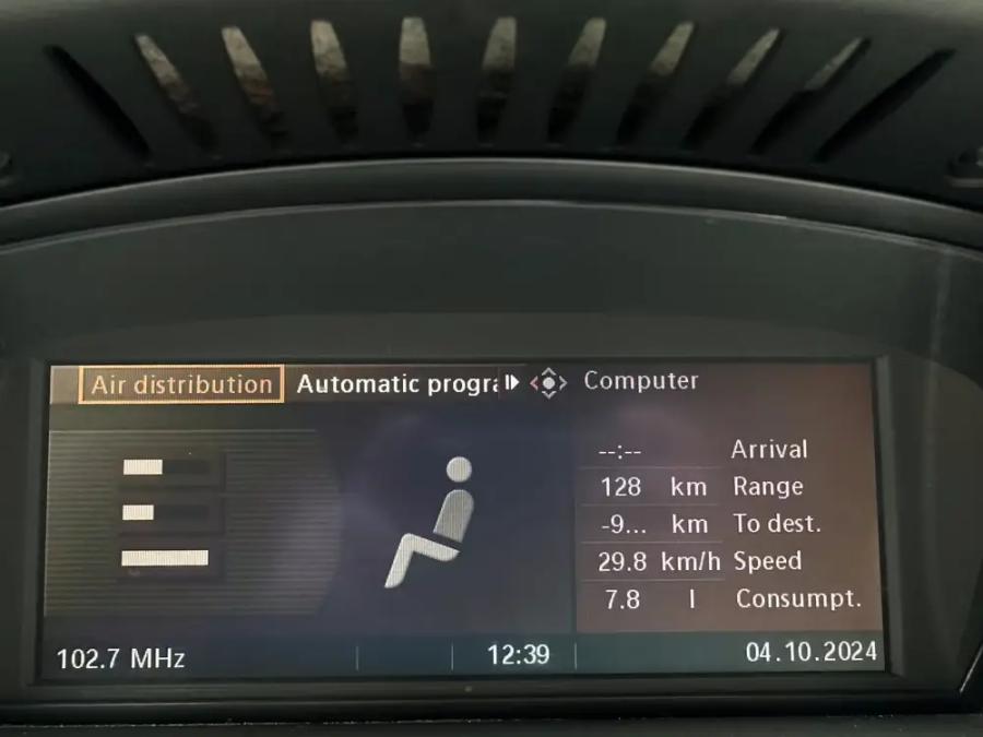 Black BMW 330 2006 in Riga, with an engine capacity of 3.00 L and mileage of 307 thousand km for 4390 €, photo 27 on AUTOMOTO.COM.LV