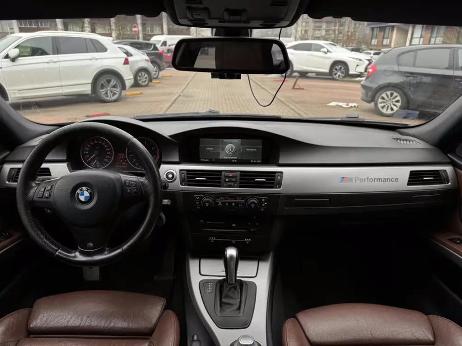 Black BMW 330 2006 in Riga, with an engine capacity of 3.00 L and mileage of 346 thousand km for 3190 €, photo 15 on AUTOMOTO.COM.LV