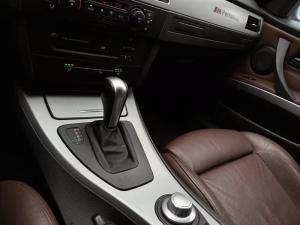 Black BMW 330 2006 in Riga, with an engine capacity of 3.00 L and mileage of 346 thousand km for 3190 €, photo 18 on AUTOMOTO.COM.LV