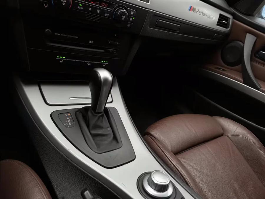 Black BMW 330 2006 in Riga, with an engine capacity of 3.00 L and mileage of 346 thousand km for 3190 €, photo 18 on AUTOMOTO.COM.LV