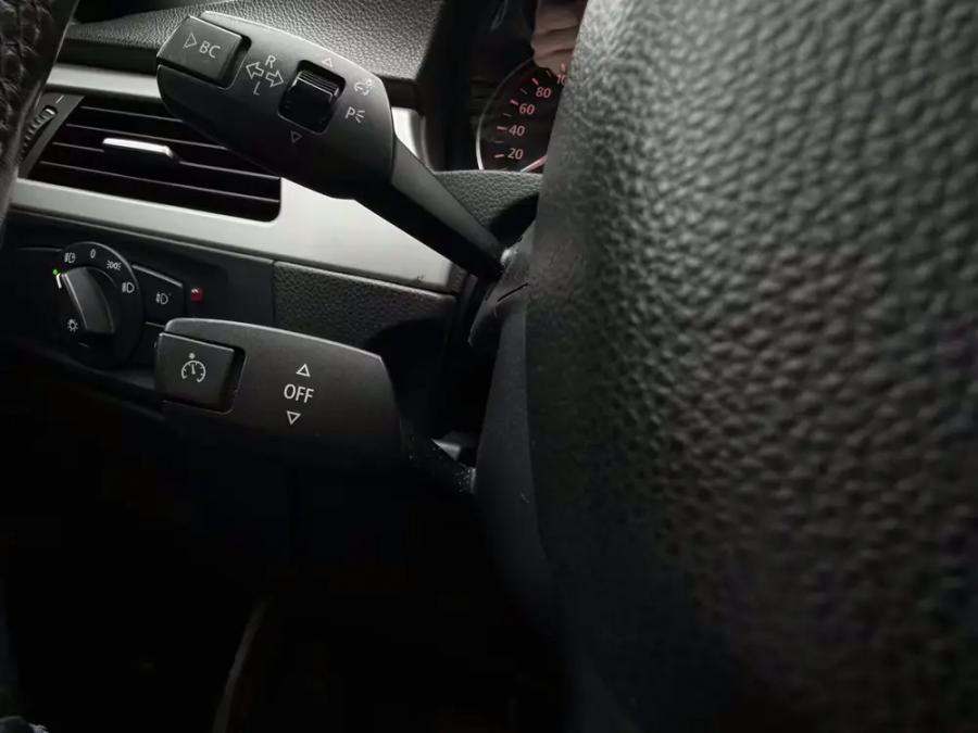 Black BMW 330 2006 in Riga, with an engine capacity of 3.00 L and mileage of 346 thousand km for 3190 €, photo 38 on AUTOMOTO.COM.LV