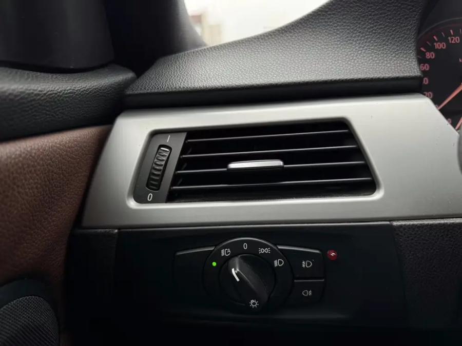 Black BMW 330 2006 in Riga, with an engine capacity of 3.00 L and mileage of 346 thousand km for 3190 €, photo 39 on AUTOMOTO.COM.LV