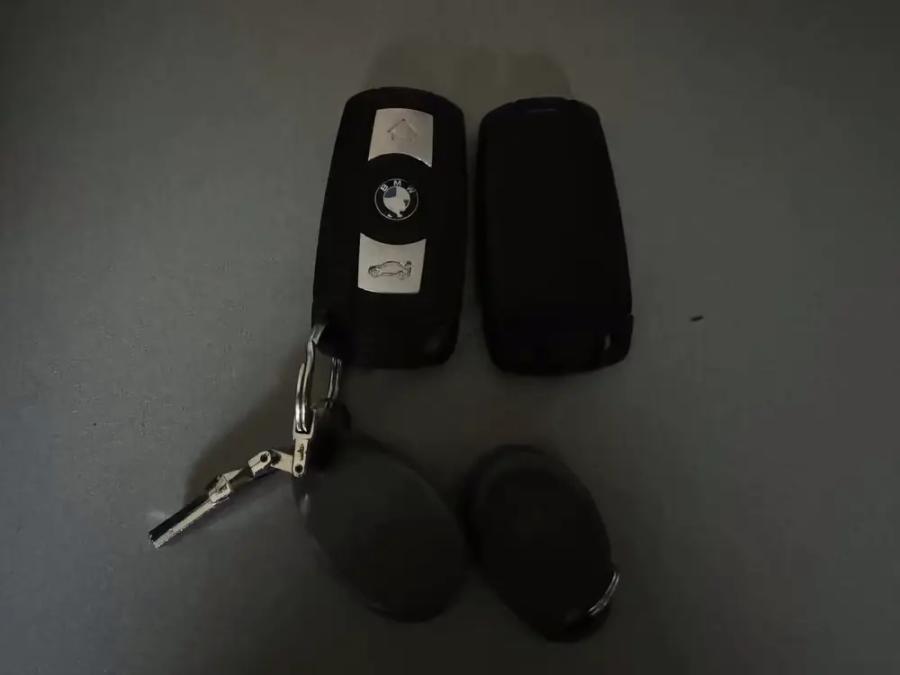 Black BMW 330 2006 in Riga, with an engine capacity of 3.00 L and mileage of 346 thousand km for 3190 €, photo 40 on AUTOMOTO.COM.LV