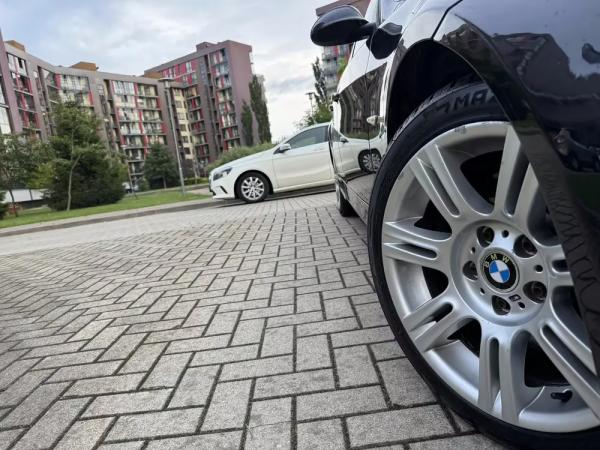 Black BMW 330 2006 in Riga, with an engine capacity of 3.00 L and mileage of 281 thousand km for 4990 €, photo 2 on AUTOMOTO.COM.LV