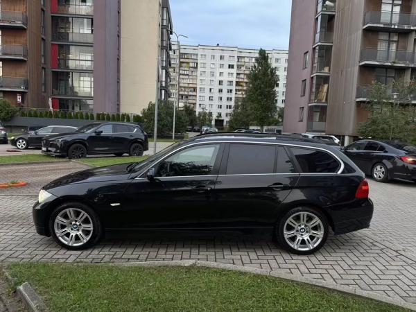 Black BMW 330 2006 in Riga, with an engine capacity of 3.00 L and mileage of 281 thousand km for 4990 €, photo 5 on AUTOMOTO.COM.LV
