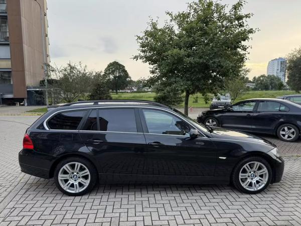 Black BMW 330 2006 in Riga, with an engine capacity of 3.00 L and mileage of 281 thousand km for 4990 €, photo 8 on AUTOMOTO.COM.LV