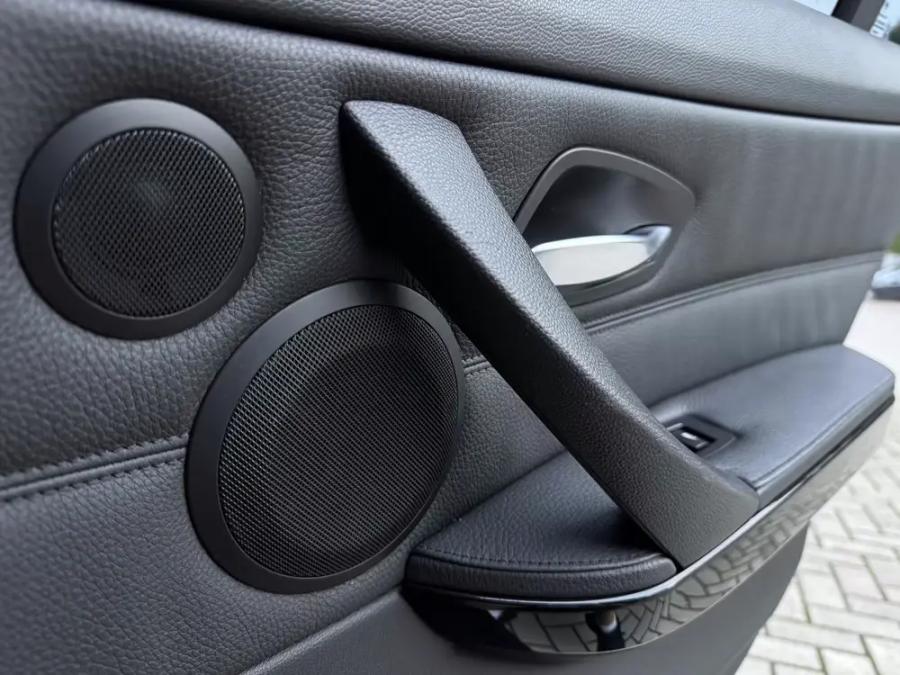 Black BMW 330 2006 in Riga, with an engine capacity of 3.00 L and mileage of 281 thousand km for 4990 €, photo 14 on AUTOMOTO.COM.LV