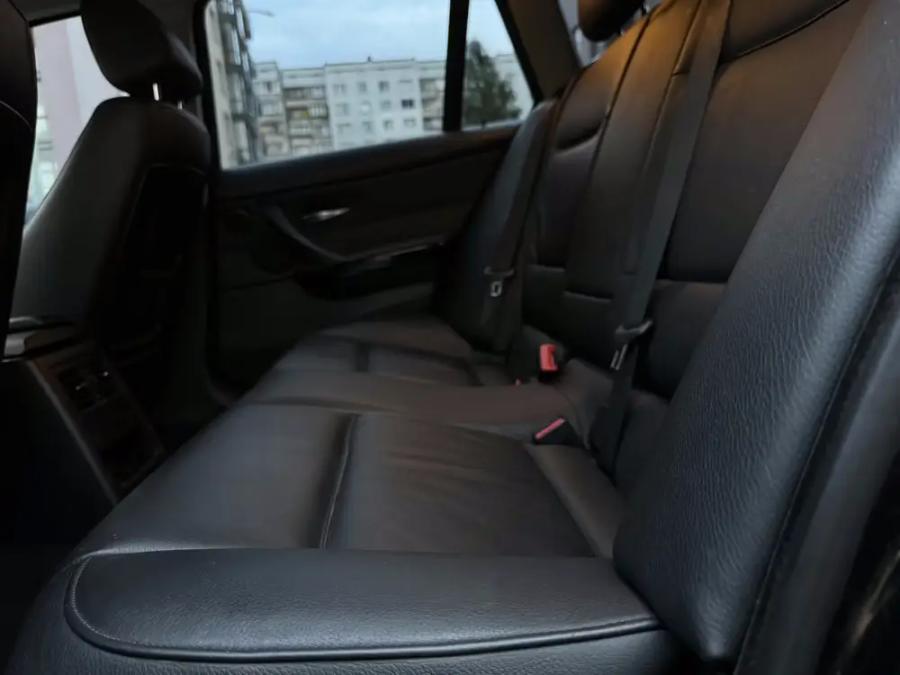 Black BMW 330 2006 in Riga, with an engine capacity of 3.00 L and mileage of 281 thousand km for 4990 €, photo 15 on AUTOMOTO.COM.LV