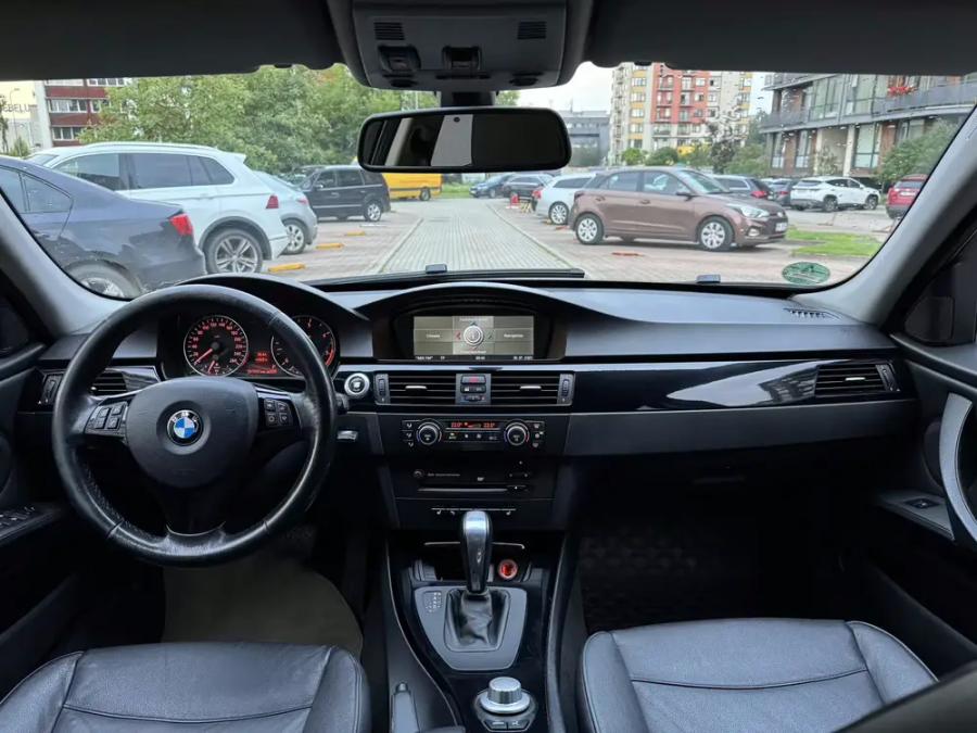 Black BMW 330 2006 in Riga, with an engine capacity of 3.00 L and mileage of 281 thousand km for 4990 €, photo 16 on AUTOMOTO.COM.LV