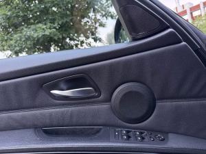 Black BMW 330 2006 in Riga, with an engine capacity of 3.00 L and mileage of 281 thousand km for 4990 €, photo 17 on AUTOMOTO.COM.LV