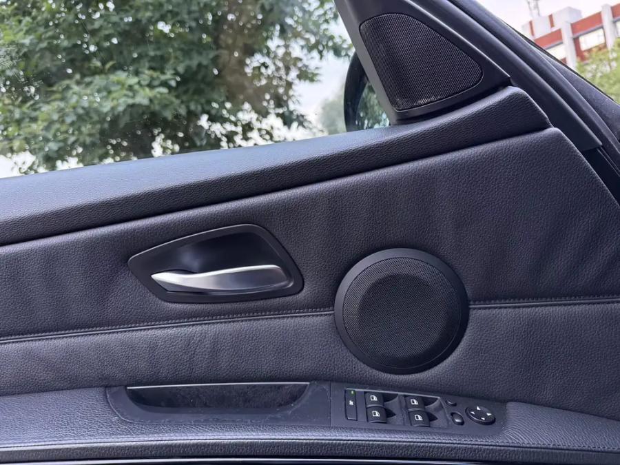 Black BMW 330 2006 in Riga, with an engine capacity of 3.00 L and mileage of 281 thousand km for 4990 €, photo 17 on AUTOMOTO.COM.LV