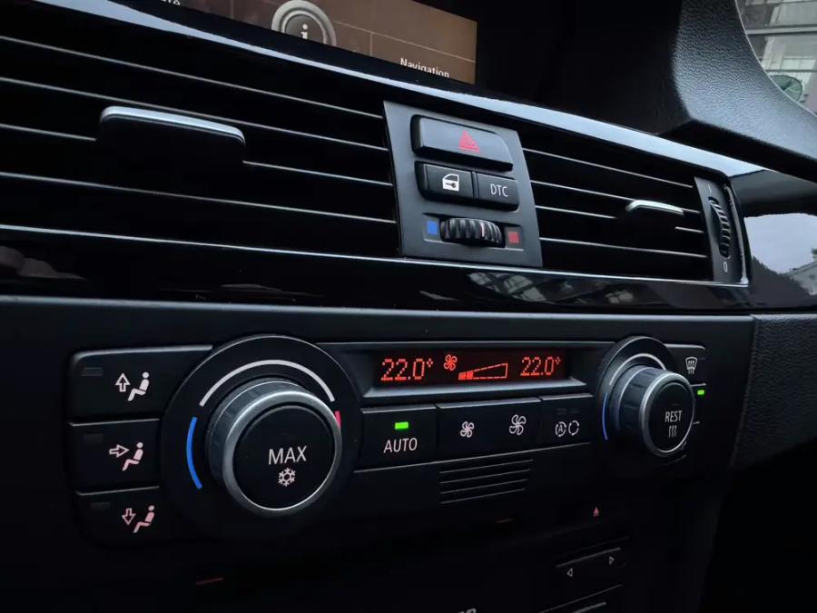 Black BMW 330 2006 in Riga, with an engine capacity of 3.00 L and mileage of 281 thousand km for 4990 €, photo 18 on AUTOMOTO.COM.LV