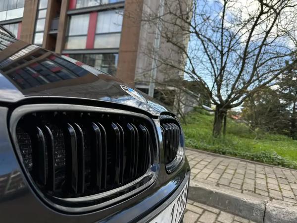 Black BMW 330 2006 in Riga, with an engine capacity of 3.00 L and mileage of 334 thousand km for 4490 €, photo 3 on AUTOMOTO.COM.LV