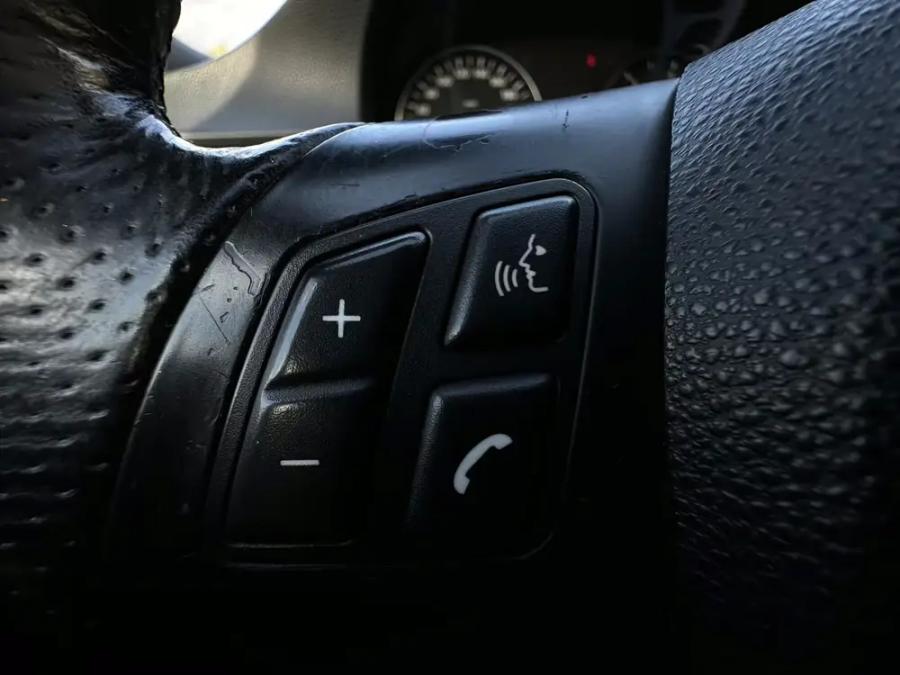 Melns BMW 330 2006 Rīga, ar dzinēja tilpumu 3.00 L un nobraukumu 334 tūkst. km par 4490 €, foto 23 vietnē AUTOMOTO.COM.LV