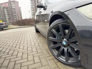 Black BMW 330 2006 in Riga, with an engine capacity of 3.00 L and mileage of 360 thousand km for 4790 €, photo 3 on AUTOMOTO.COM.LV