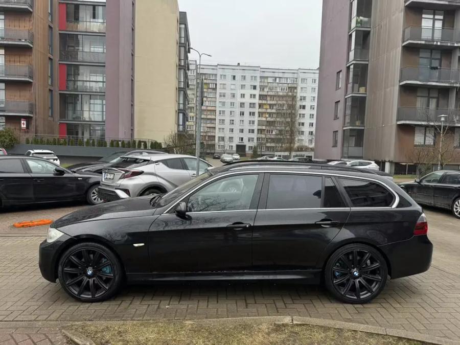 Black BMW 330 2006 in Riga, with an engine capacity of 3.00 L and mileage of 360 thousand km for 4790 €, photo 4 on AUTOMOTO.COM.LV