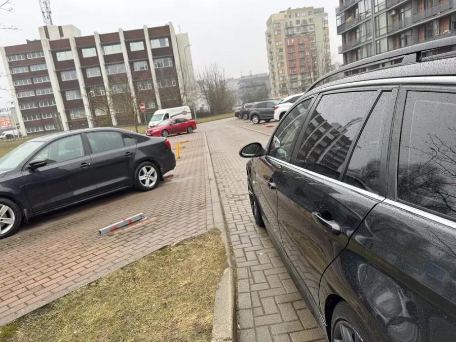 Black BMW 330 2006 in Riga, with an engine capacity of 3.00 L and mileage of 360 thousand km for 4790 €, photo 6 on AUTOMOTO.COM.LV