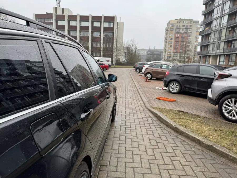 Black BMW 330 2006 in Riga, with an engine capacity of 3.00 L and mileage of 360 thousand km for 4790 €, photo 7 on AUTOMOTO.COM.LV