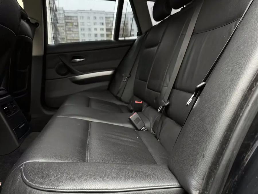 Black BMW 330 2006 in Riga, with an engine capacity of 3.00 L and mileage of 360 thousand km for 4790 €, photo 13 on AUTOMOTO.COM.LV
