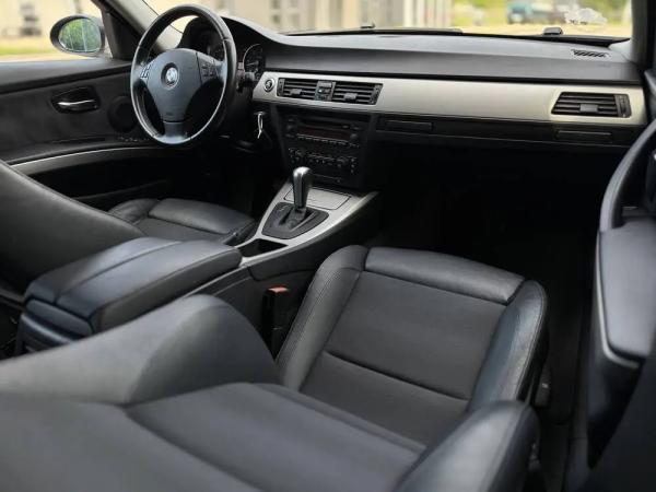 Black BMW 330 2006 in Jurmala, with an engine capacity of 3.00 L and mileage of 327 thousand km for 5190 €, photo 8 on AUTOMOTO.COM.LV