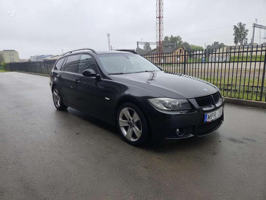 Black BMW 330 2006 in Siauliai, with an engine capacity of 2.99 L and mileage of 372 thousand km for 4200 €, photo 3 on AUTOMOTO.COM.LV
