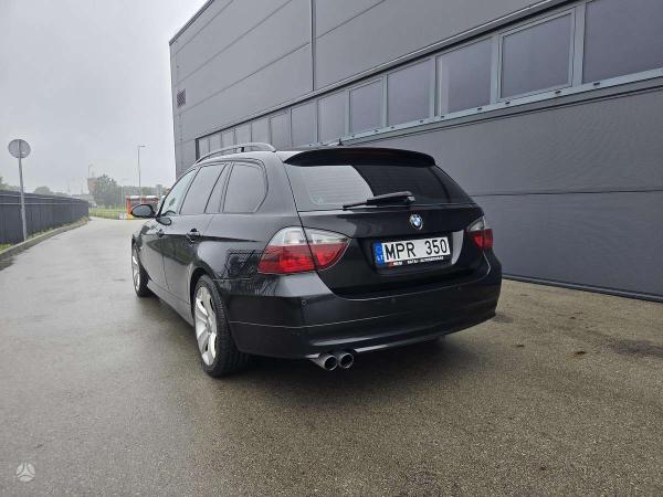 Black BMW 330 2006 in Siauliai, with an engine capacity of 2.99 L and mileage of 372 thousand km for 4200 €, photo 3 on AUTOMOTO.COM.LV