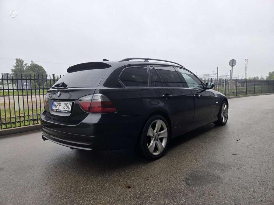 Black BMW 330 2006 in Siauliai, with an engine capacity of 2.99 L and mileage of 372 thousand km for 4200 €, photo 5 on AUTOMOTO.COM.LV