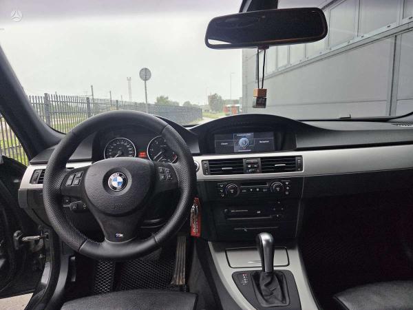 Black BMW 330 2006 in Siauliai, with an engine capacity of 2.99 L and mileage of 372 thousand km for 4200 €, photo 5 on AUTOMOTO.COM.LV