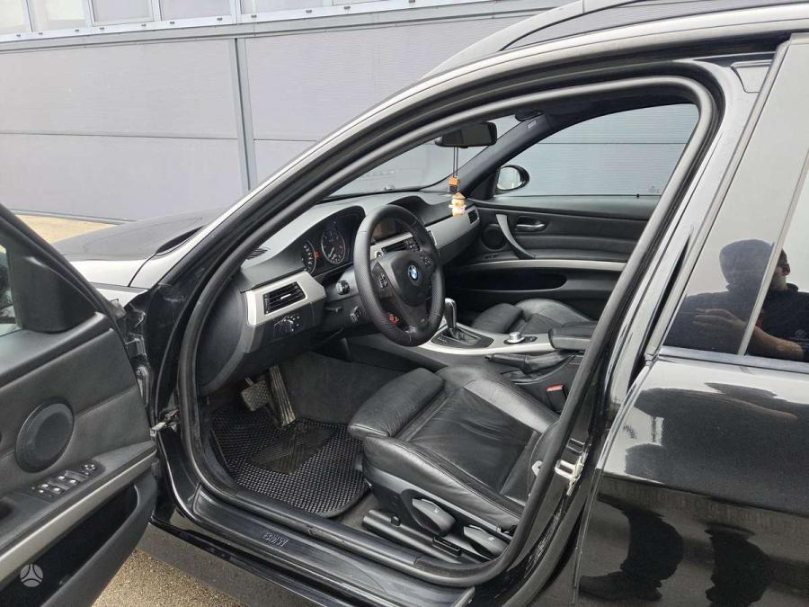 Black BMW 330 2006 in Siauliai, with an engine capacity of 2.99 L and mileage of 372 thousand km for 4200 €, photo 7 on AUTOMOTO.COM.LV