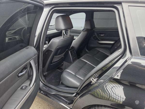 Black BMW 330 2006 in Siauliai, with an engine capacity of 2.99 L and mileage of 372 thousand km for 4200 €, photo 7 on AUTOMOTO.COM.LV
