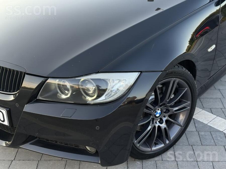 Black BMW 330 2006 in Jelgava, with an engine capacity of 3.00 L and mileage of 323 thousand km for 5990 €, photo 4 on AUTOMOTO.COM.LV