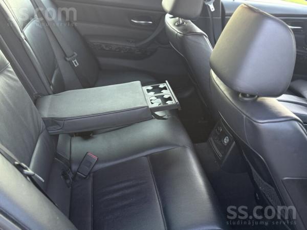 Black BMW 330 2006 in Jelgava, with an engine capacity of 3.00 L and mileage of 323 thousand km for 5990 €, photo 10 on AUTOMOTO.COM.LV