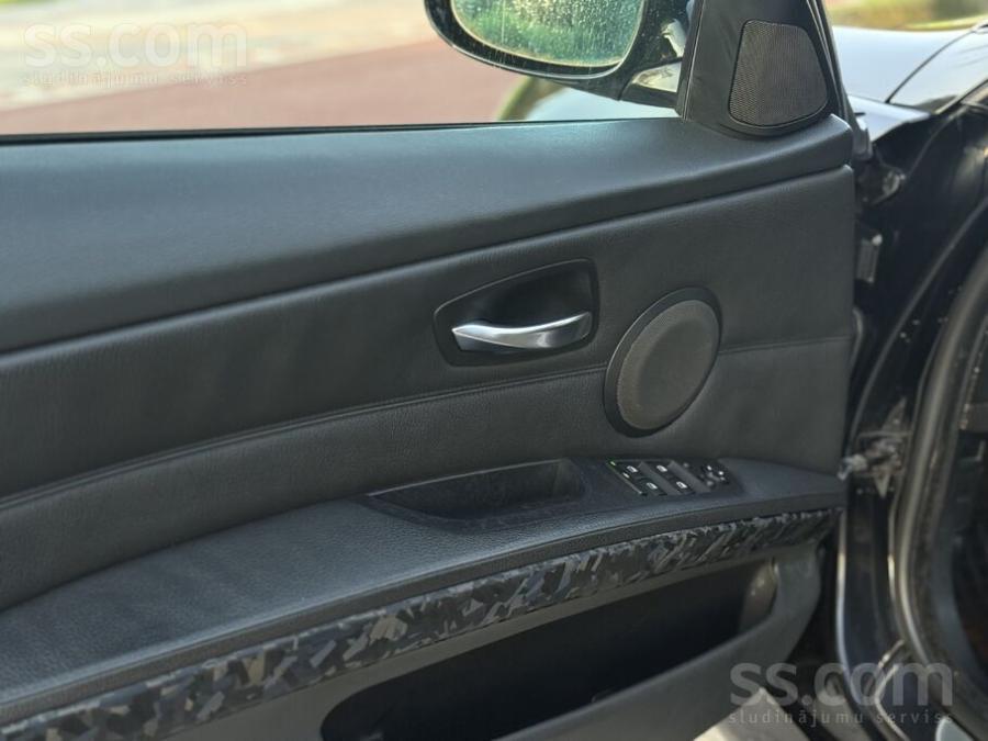 Black BMW 330 2006 in Jelgava, with an engine capacity of 3.00 L and mileage of 323 thousand km for 5990 €, photo 13 on AUTOMOTO.COM.LV