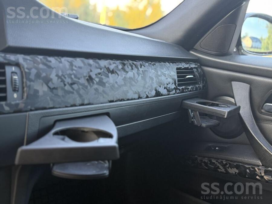 Black BMW 330 2006 in Jelgava, with an engine capacity of 3.00 L and mileage of 323 thousand km for 5990 €, photo 16 on AUTOMOTO.COM.LV