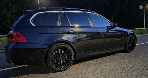 Melns BMW 330 2006 Šauļi, ar dzinēja tilpumu 2.99 L un nobraukumu 366 tūkst. km par 4200 €, foto 2 vietnē AUTOMOTO.COM.LV