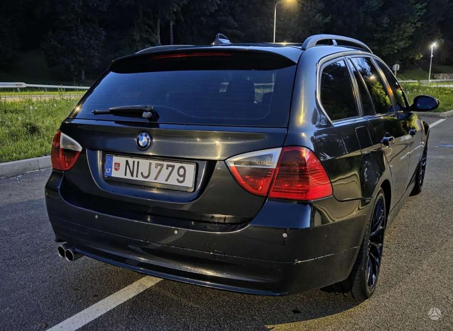 Melns BMW 330 2006 Šauļi, ar dzinēja tilpumu 2.99 L un nobraukumu 366 tūkst. km par 4200 €, foto 4 vietnē AUTOMOTO.COM.LV