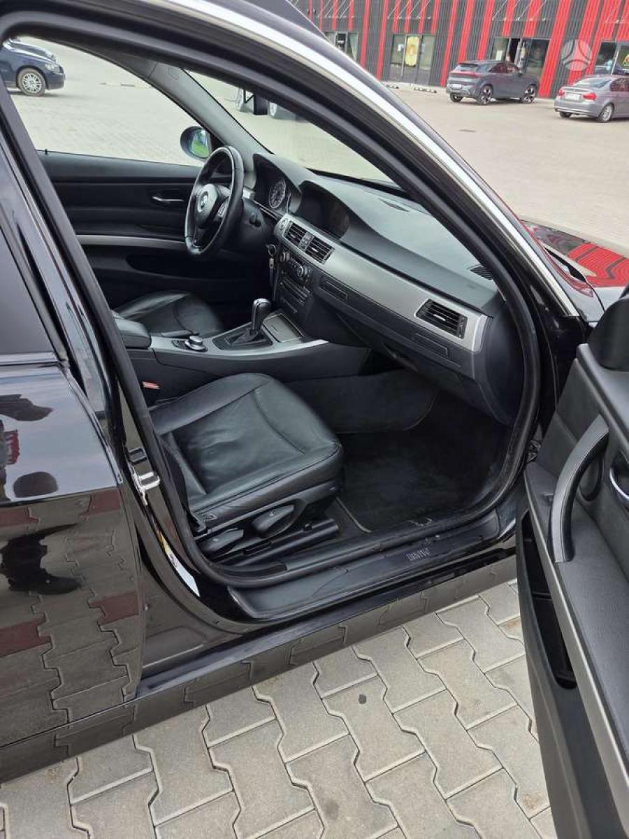 Melns BMW 330 2006 Šauļi, ar dzinēja tilpumu 2.99 L un nobraukumu 366 tūkst. km par 4200 €, foto 19 vietnē AUTOMOTO.COM.LV