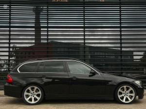 Black BMW 330 2006 in Klaipeda, with an engine capacity of 2.99 L and mileage of 264 thousand km for 3650 €, photo 5 on AUTOMOTO.COM.LV