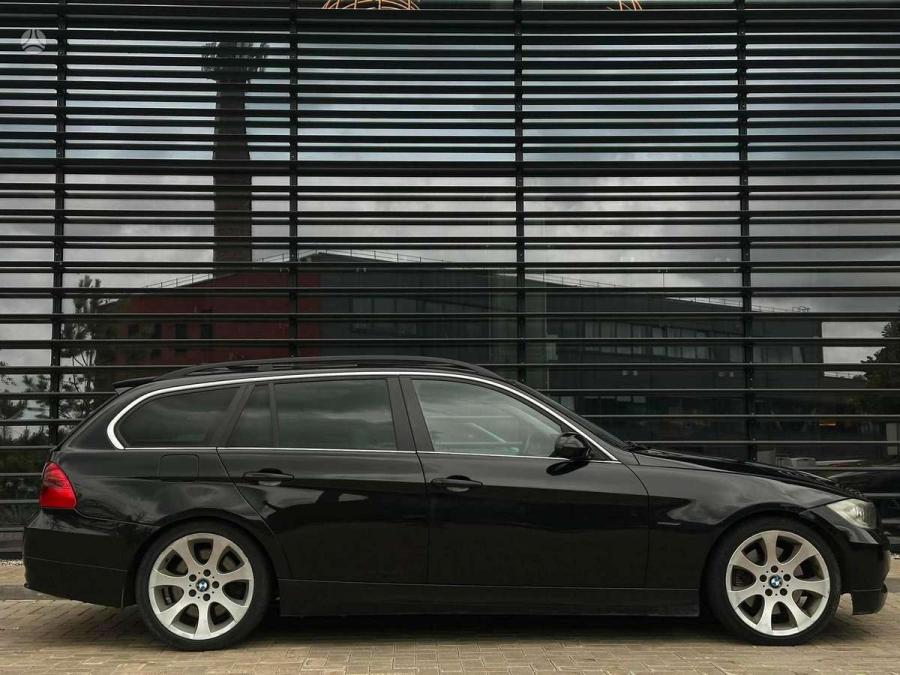 Black BMW 330 2006 in Klaipeda, with an engine capacity of 2.99 L and mileage of 264 thousand km for 3650 €, photo 5 on AUTOMOTO.COM.LV