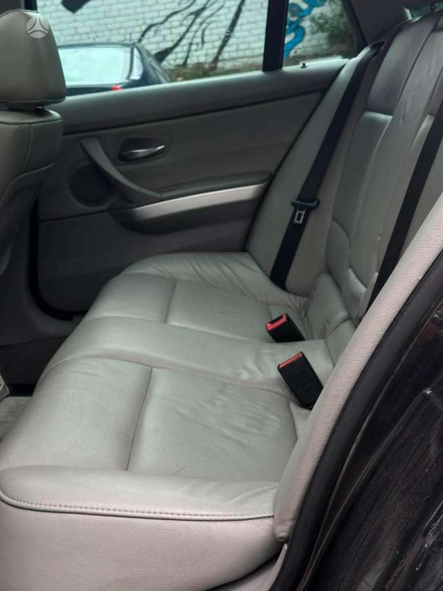Black BMW 330 2006 in Klaipeda, with an engine capacity of 2.99 L and mileage of 264 thousand km for 3650 €, photo 10 on AUTOMOTO.COM.LV