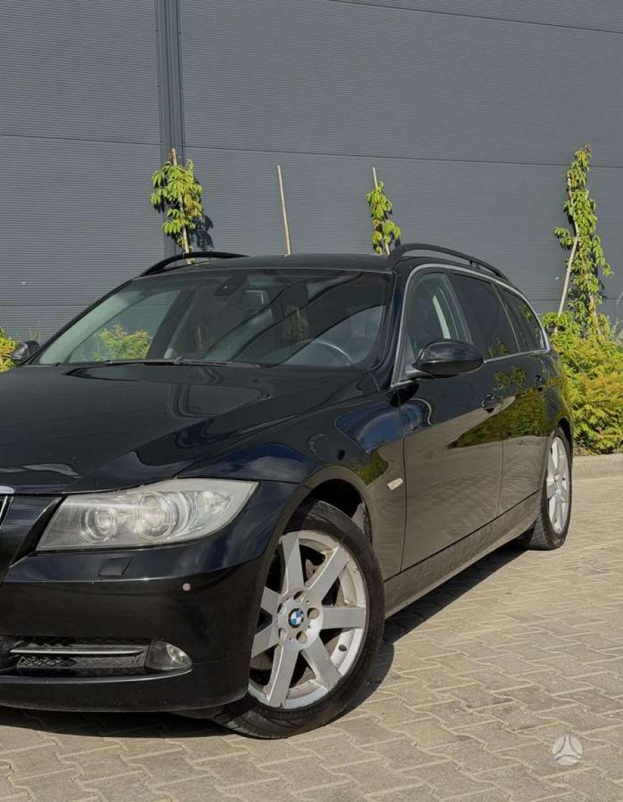 Black BMW 330 2006 in Vilnius, with an engine capacity of 2.99 L and mileage of 369 thousand km for 3550 €, photo 3 on AUTOMOTO.COM.LV