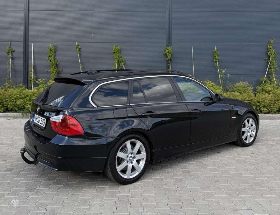 Black BMW 330 2006 in Vilnius, with an engine capacity of 2.99 L and mileage of 369 thousand km for 3550 €, photo 5 on AUTOMOTO.COM.LV
