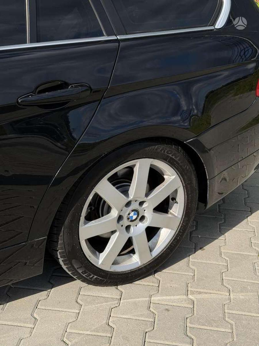 Black BMW 330 2006 in Vilnius, with an engine capacity of 2.99 L and mileage of 369 thousand km for 3550 €, photo 8 on AUTOMOTO.COM.LV