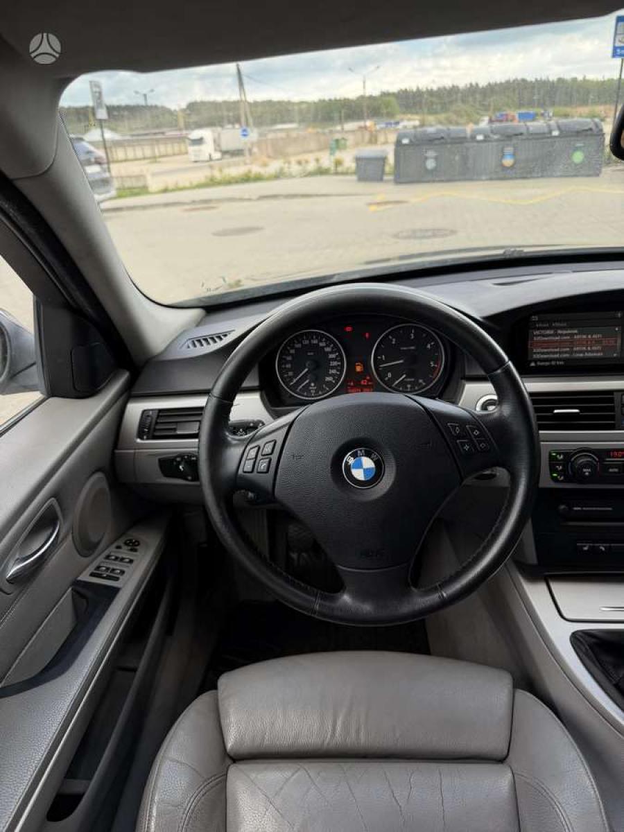 Black BMW 330 2006 in Vilnius, with an engine capacity of 2.99 L and mileage of 369 thousand km for 3550 €, photo 10 on AUTOMOTO.COM.LV